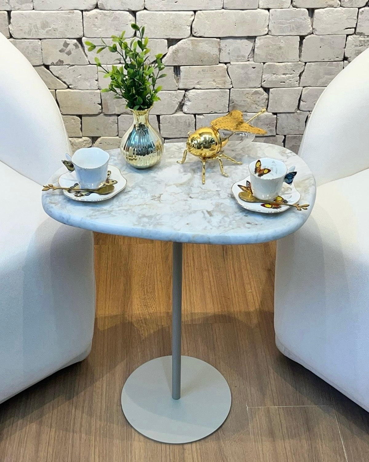 Mesa Lateral - Mármore Calacatta - Borda meio Boleada - Base cor Bege – Sinta-se Store